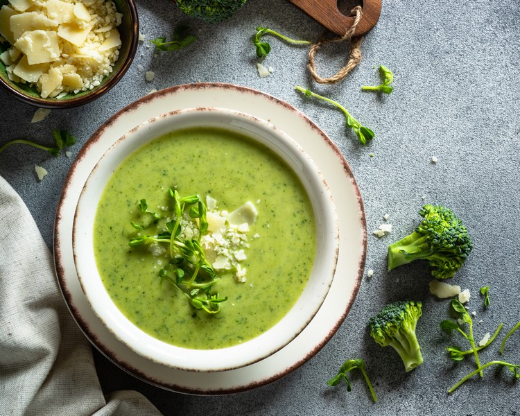 Soep van biologische raapsteeltjes